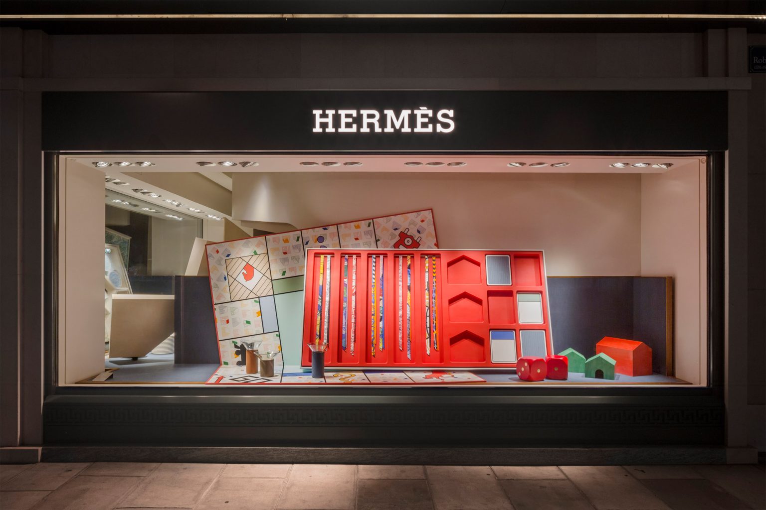 VITRINES HERMES - LE JEU - Voltige Design & Architecture